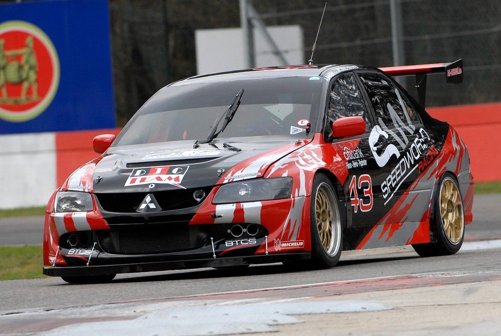 12 H. Spa : Sarah Bovy et Wolfgang Haugg avec Alain Bader sur la Lancer ...