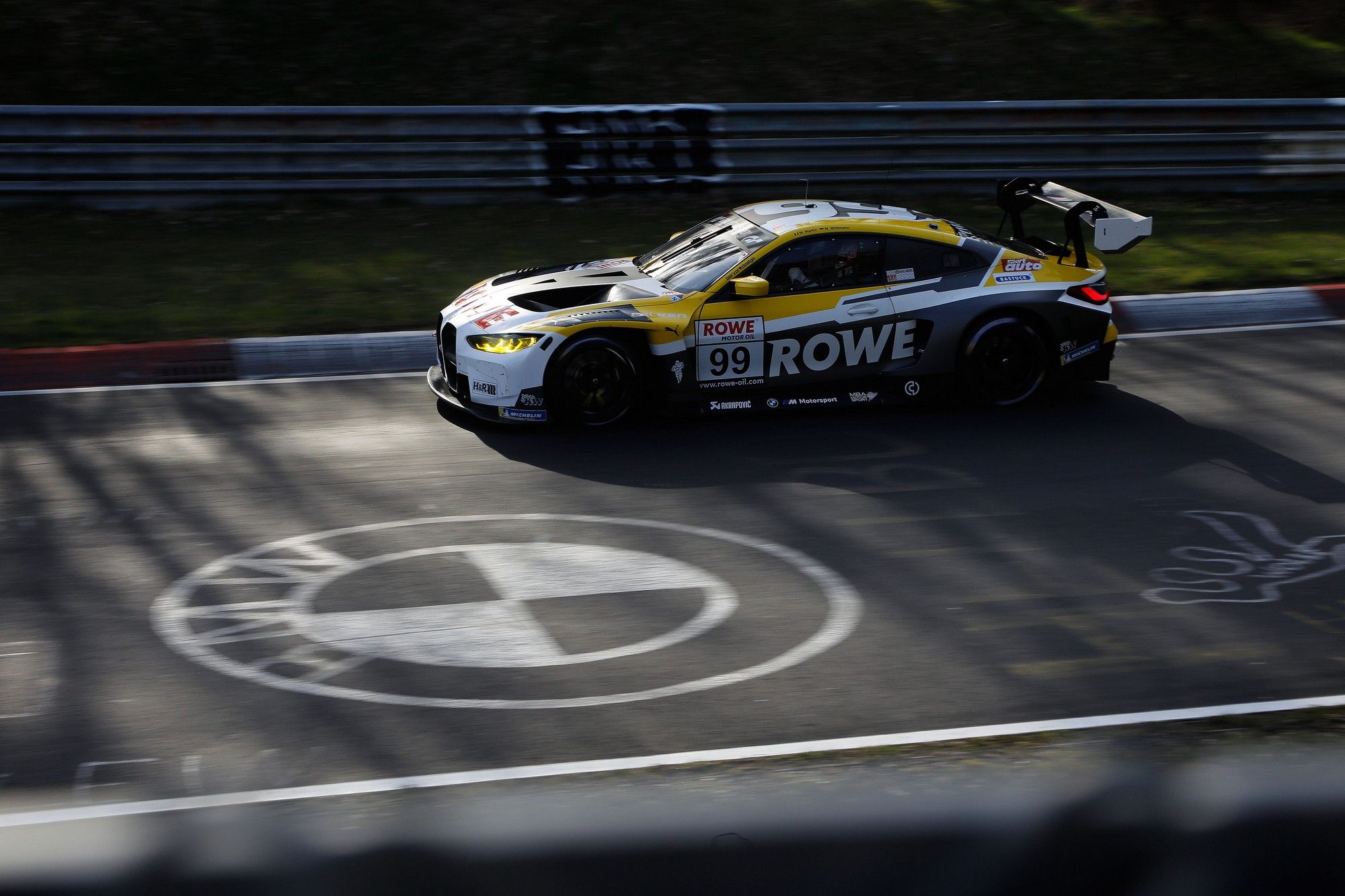 Maxime Martin sur la deuxième marche du podium sur la Nordschleife